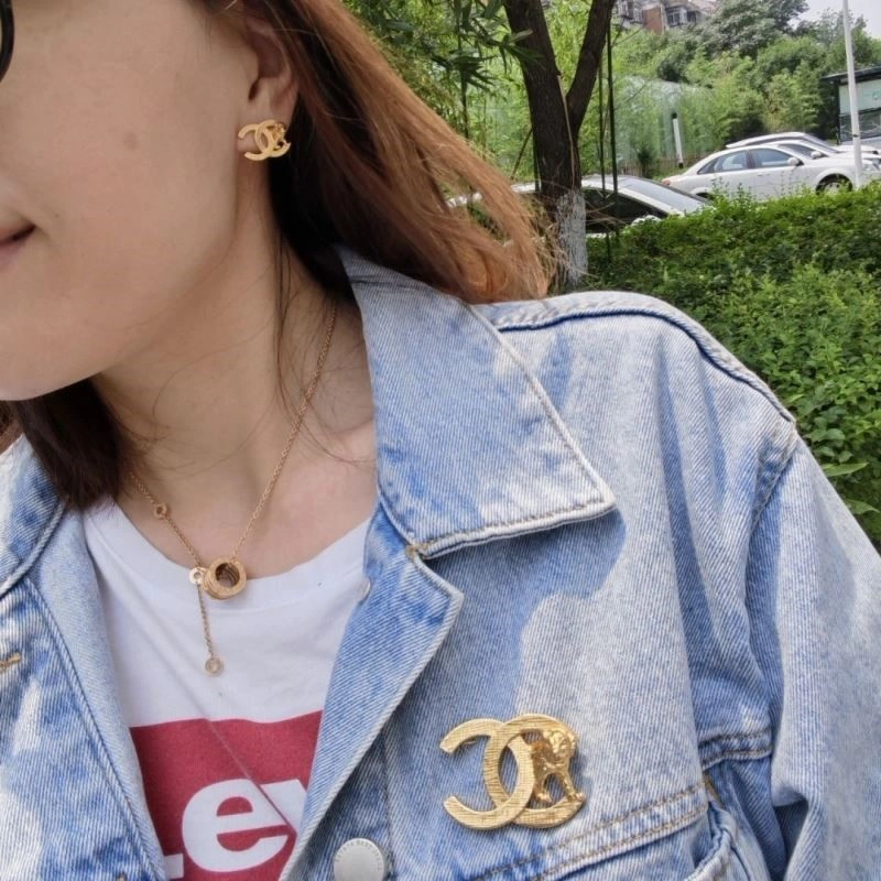 Accurate model Chanel Brooches