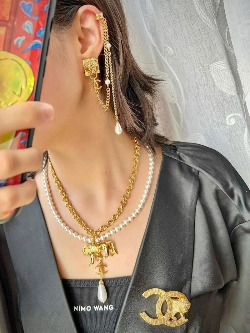 Accurate model Chanel Brooches