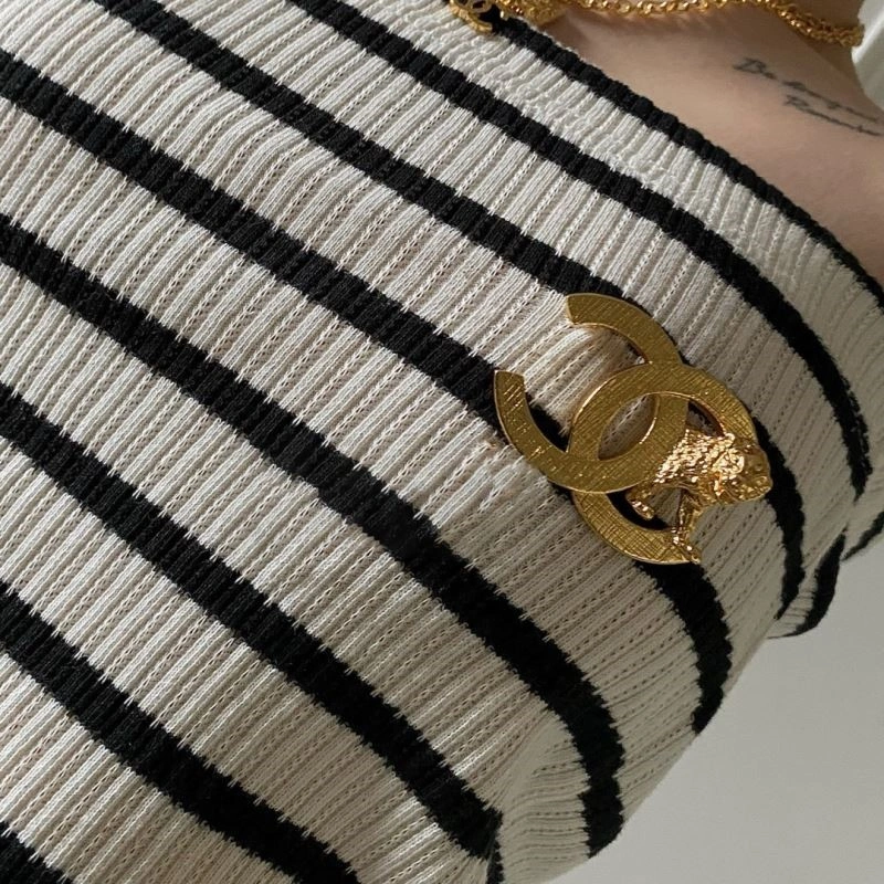Accurate model Chanel Brooches
