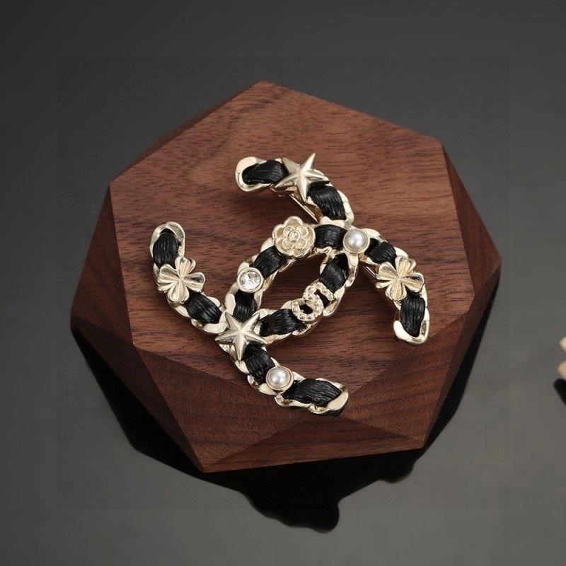 Top mirror Chanel Brooches