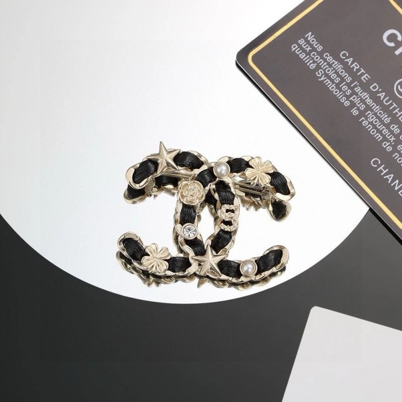 Top mirror Chanel Brooches
