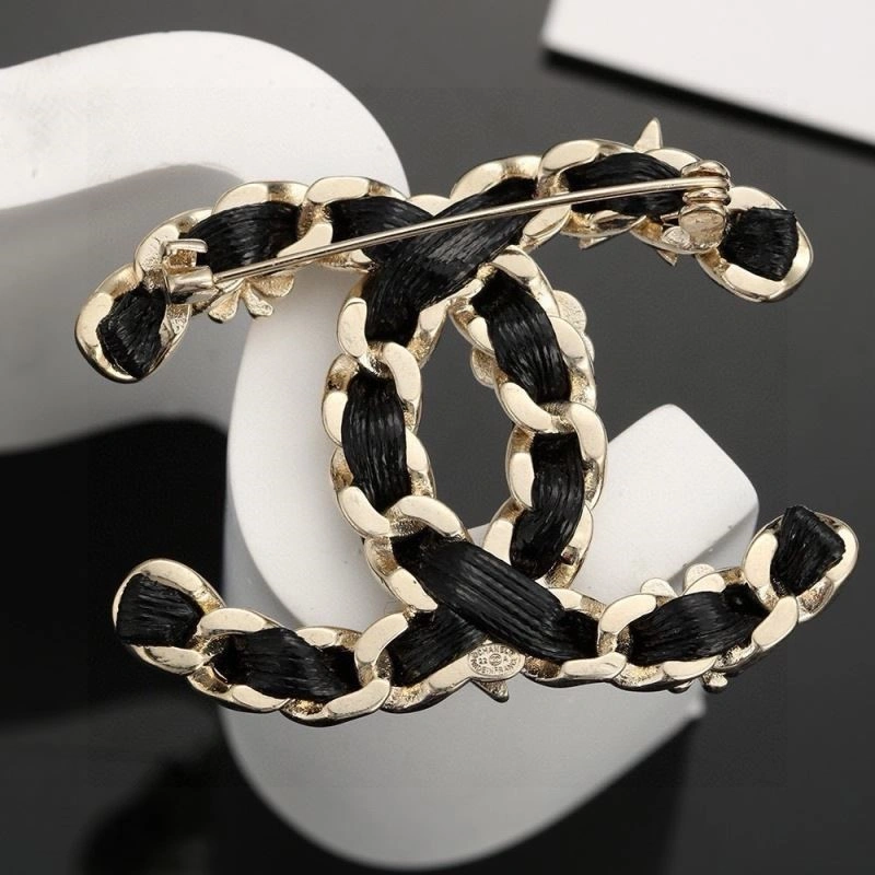 Top mirror Chanel Brooches