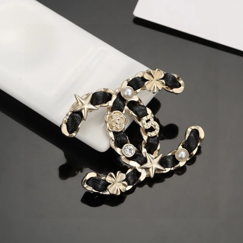 Top mirror Chanel Brooches