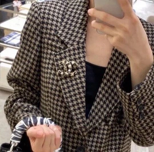 Top mirror Chanel Brooches
