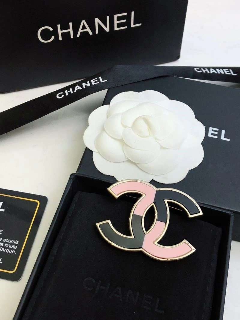 Top match Chanel Brooches