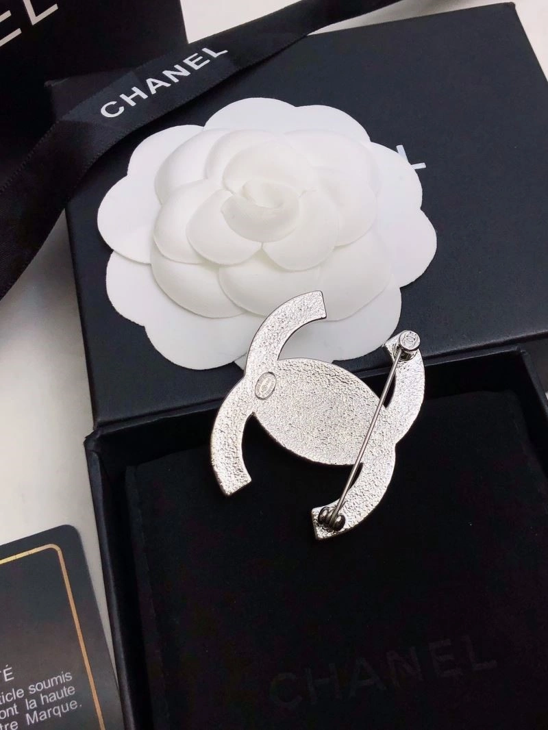 Top match Chanel Brooches