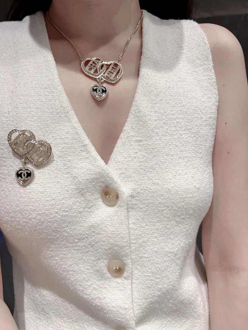 High fidelity Chanel Brooches