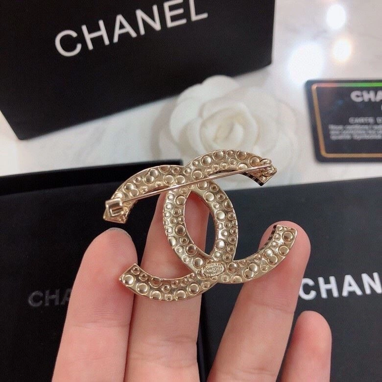 Top match Chanel Brooches