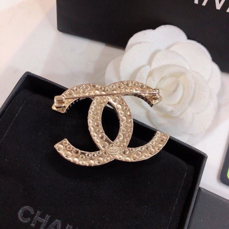 Top match Chanel Brooches