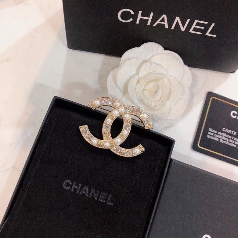 Top match Chanel Brooches