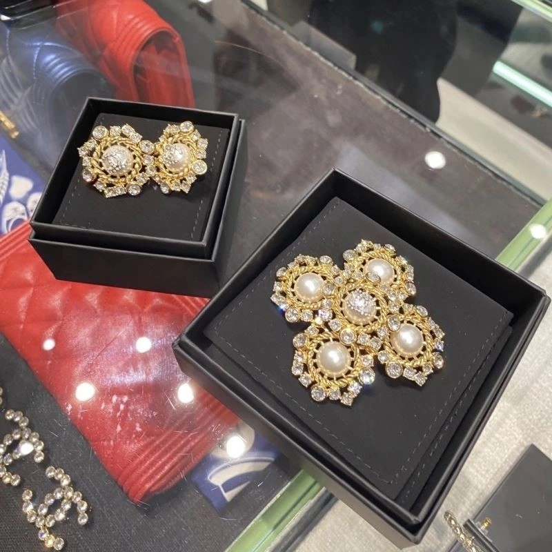 Top match Chanel Brooches