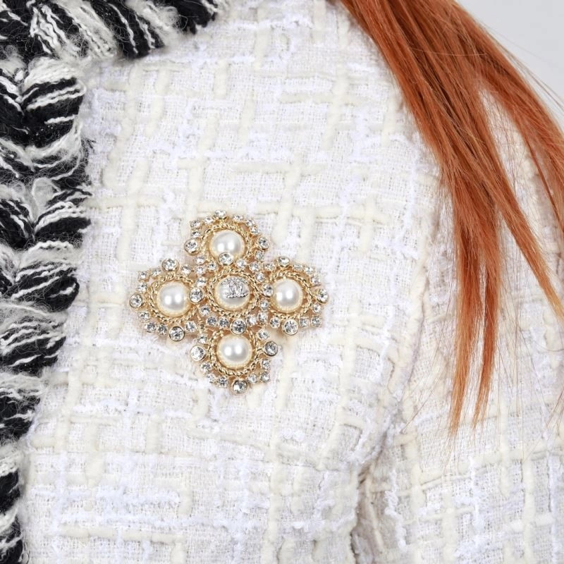 Top match Chanel Brooches