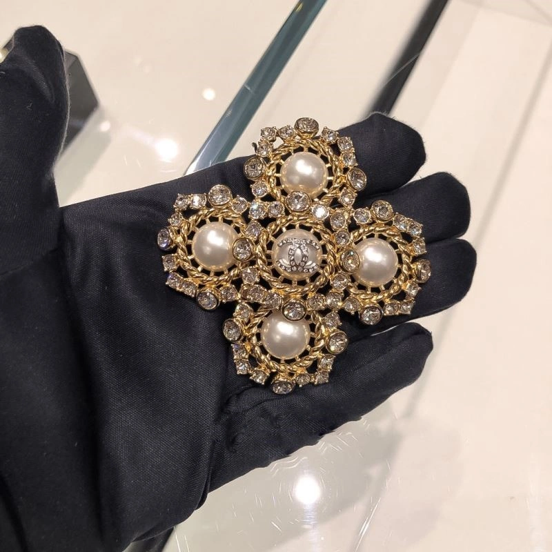 Top match Chanel Brooches