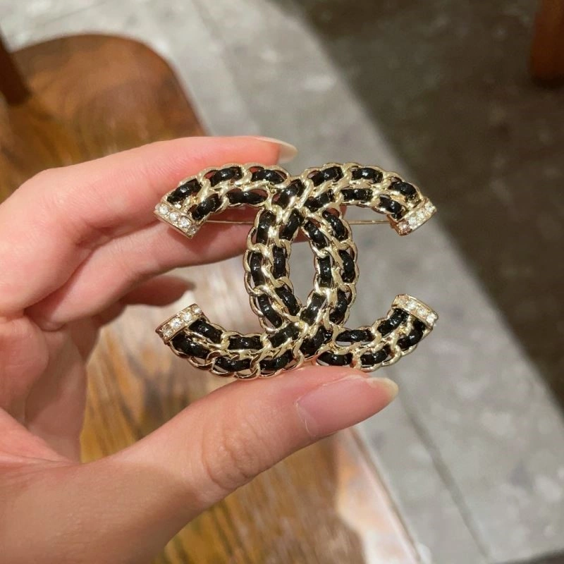 Top match Chanel Brooches