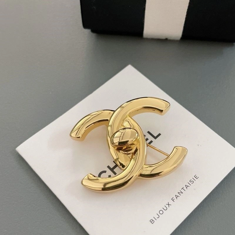 Top mirror Chanel Brooches