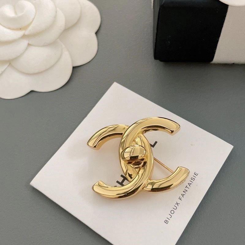 Top mirror Chanel Brooches