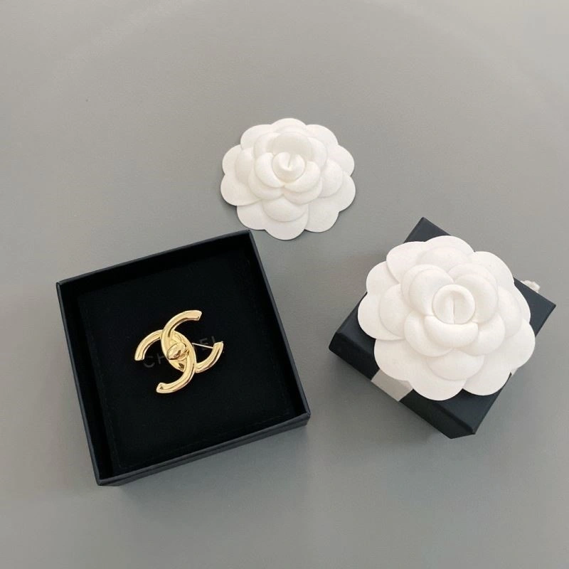 Top mirror Chanel Brooches