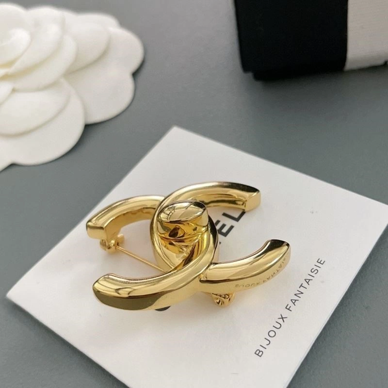 Top mirror Chanel Brooches