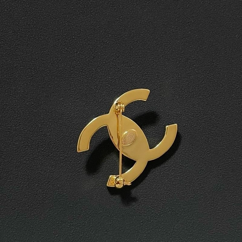 Top mirror Chanel Brooches