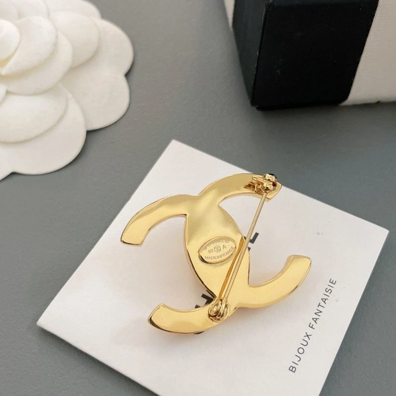 Top mirror Chanel Brooches