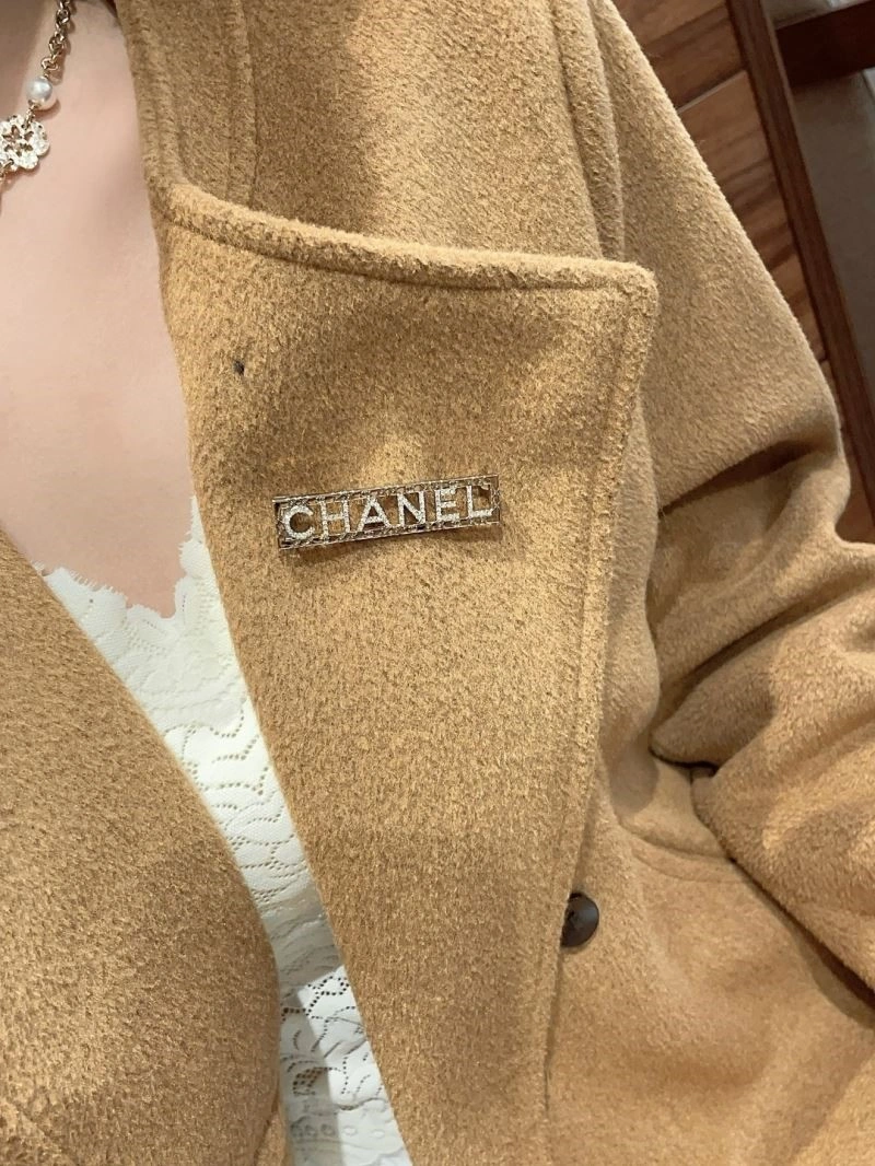 Top match Chanel Brooches