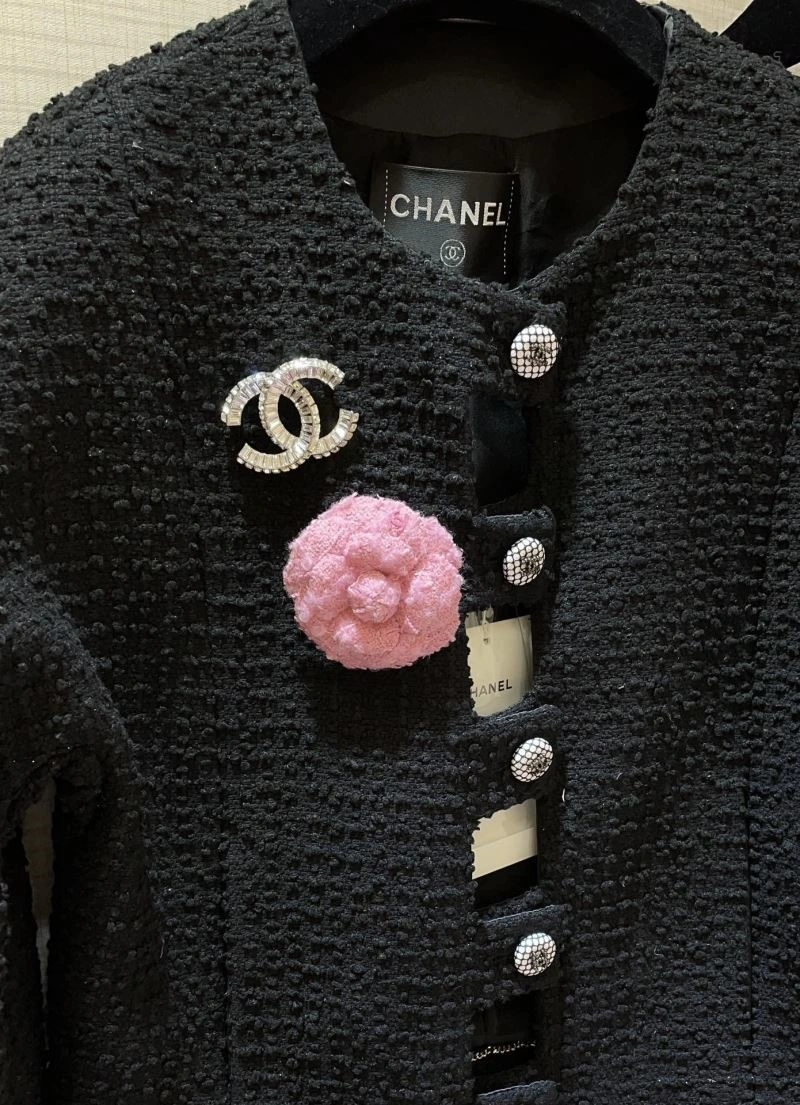 Low-cost Chanel Brooches