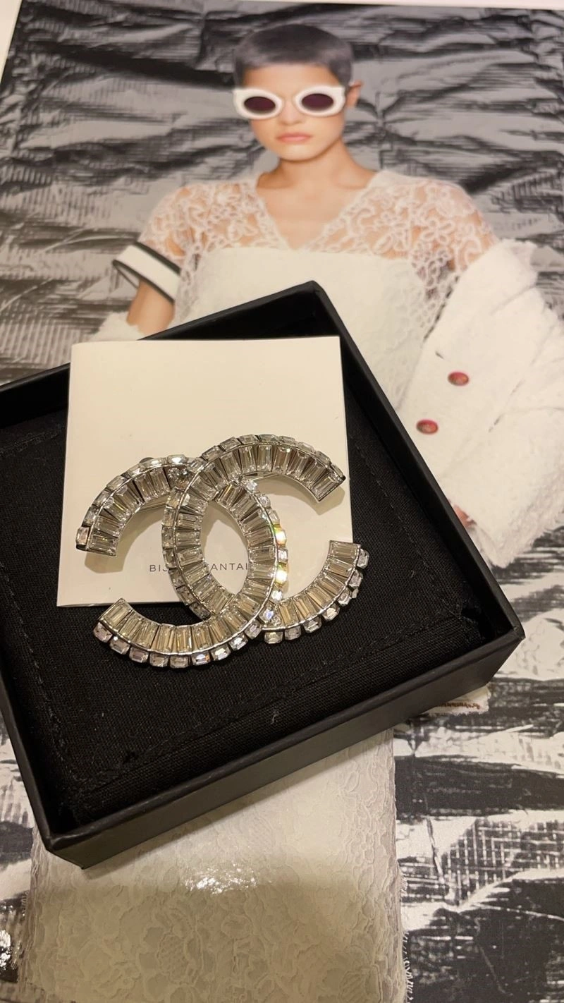 Low-cost Chanel Brooches