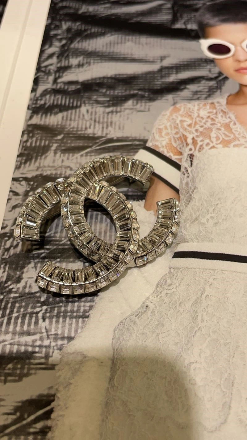 Low-cost Chanel Brooches