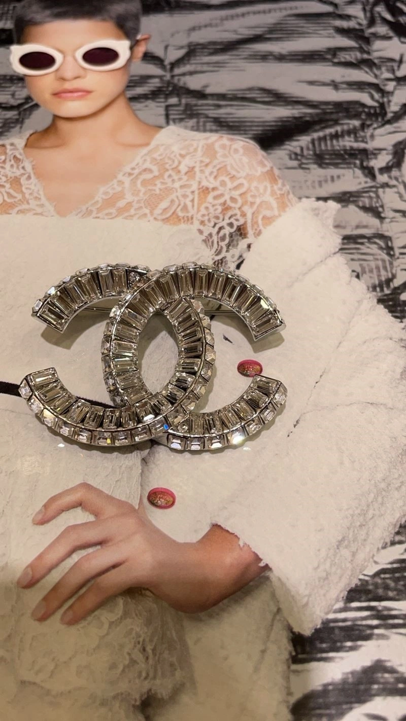Low-cost Chanel Brooches