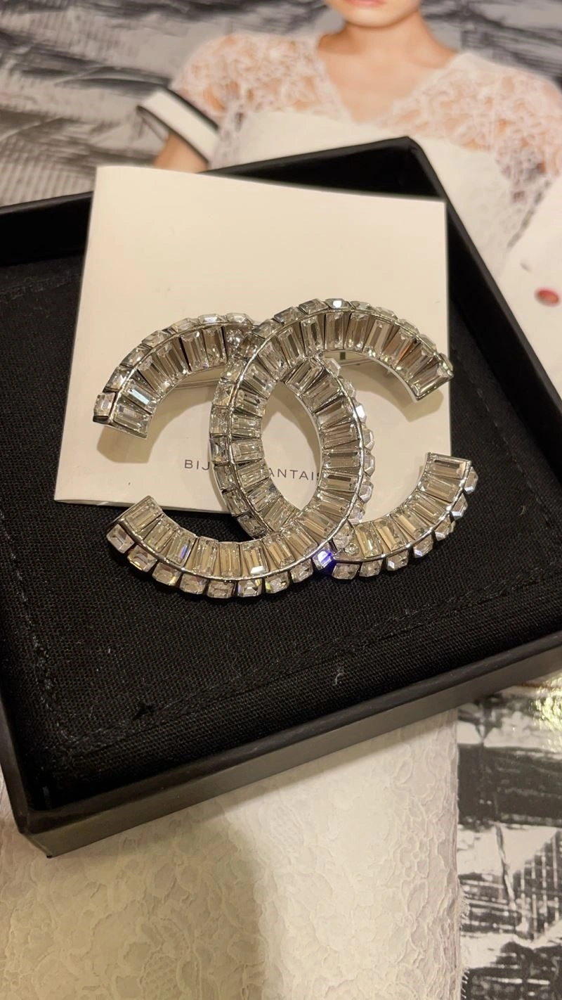 Low-cost Chanel Brooches
