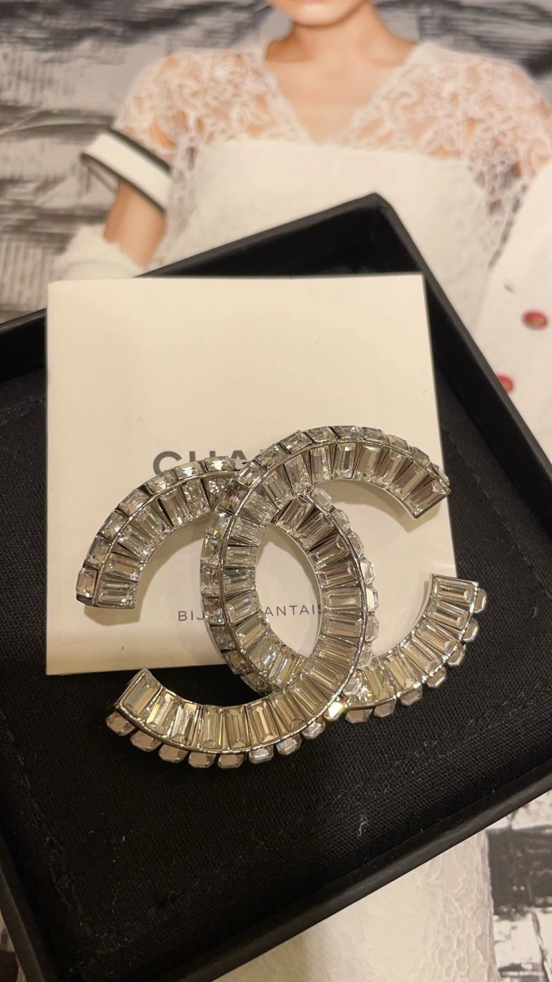 Low-cost Chanel Brooches