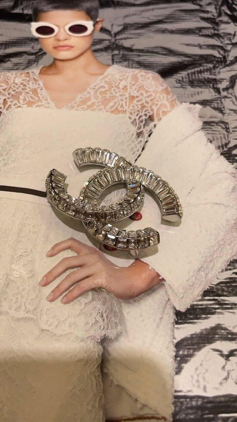 Low-cost Chanel Brooches
