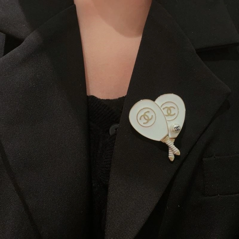 Top mirror Chanel Brooches