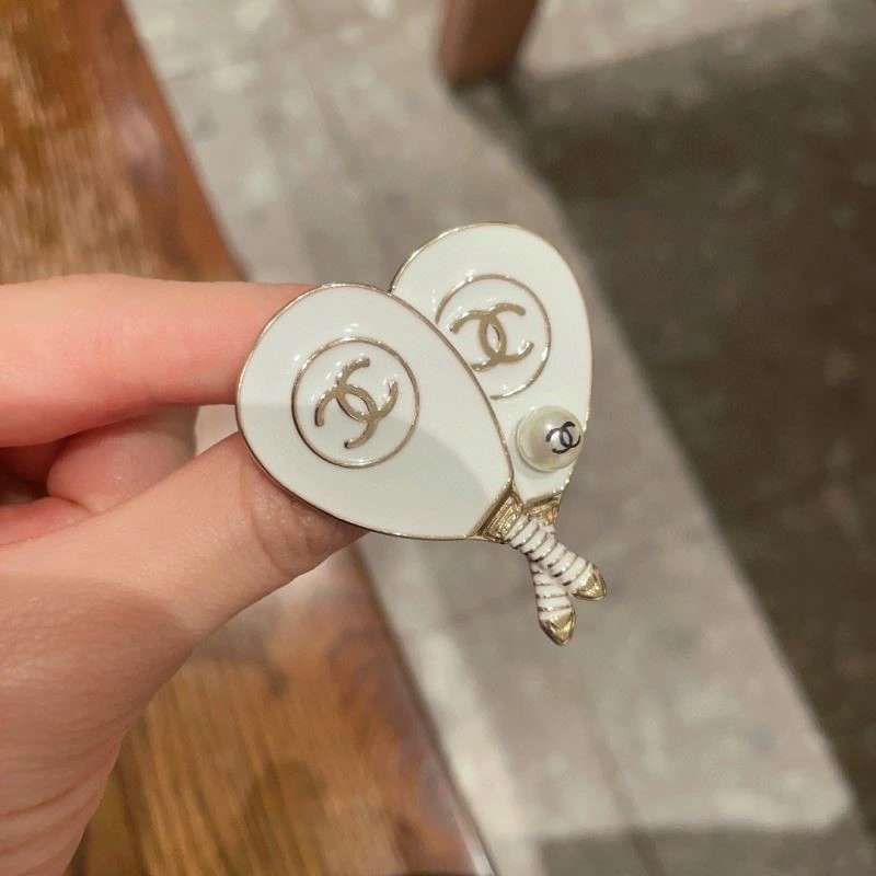 Top mirror Chanel Brooches