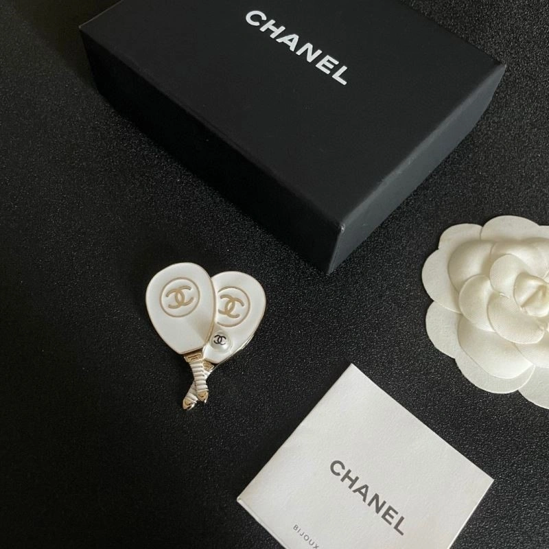 Top mirror Chanel Brooches