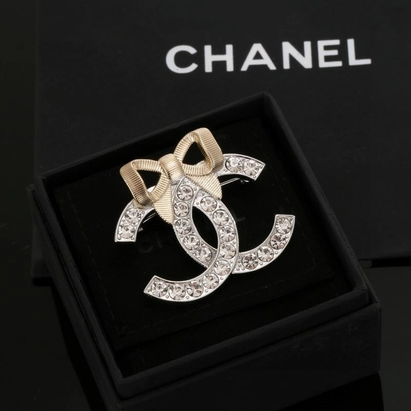 Top mirror Chanel Brooches