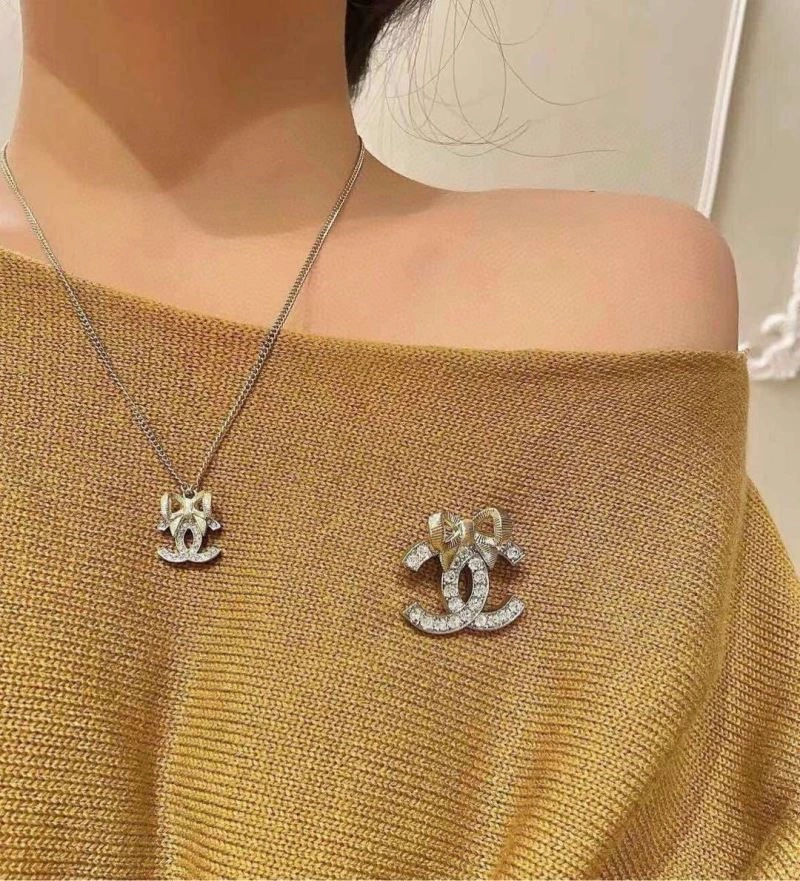 Top mirror Chanel Brooches