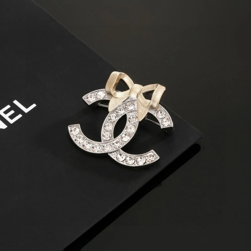 Top mirror Chanel Brooches