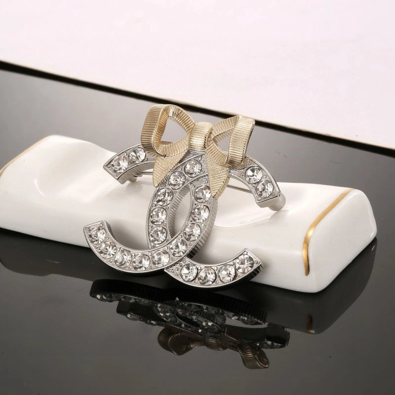 Top mirror Chanel Brooches