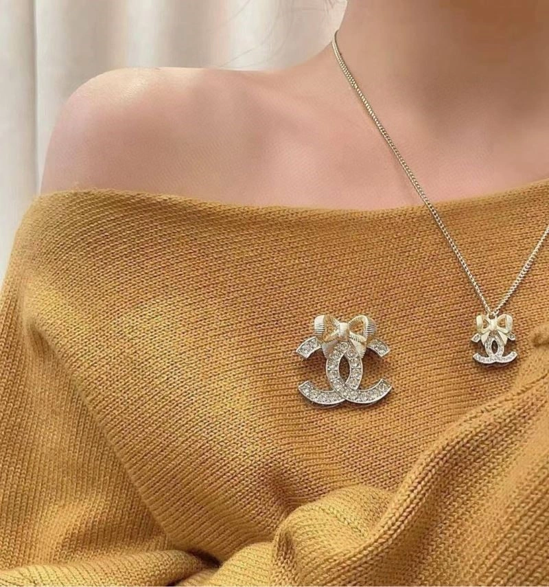 Top mirror Chanel Brooches