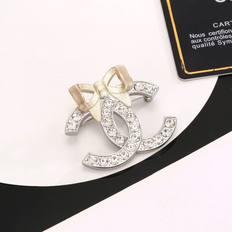 Top mirror Chanel Brooches