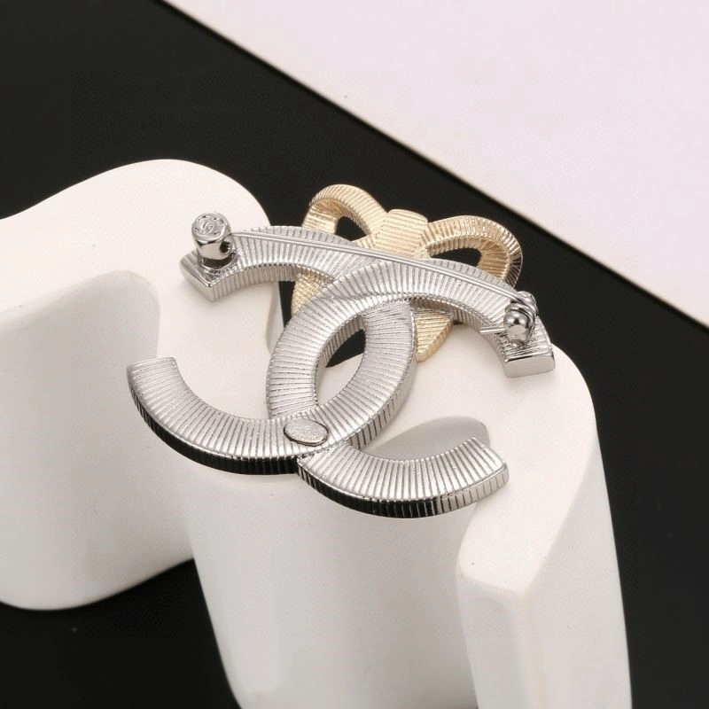 Top mirror Chanel Brooches