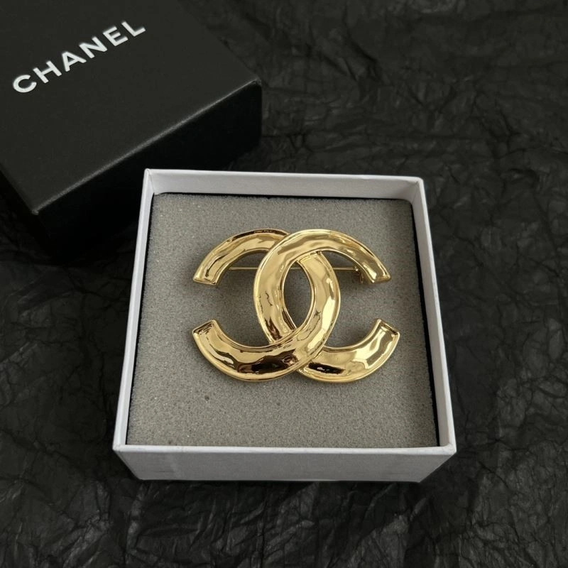 Top mirror Chanel Brooches