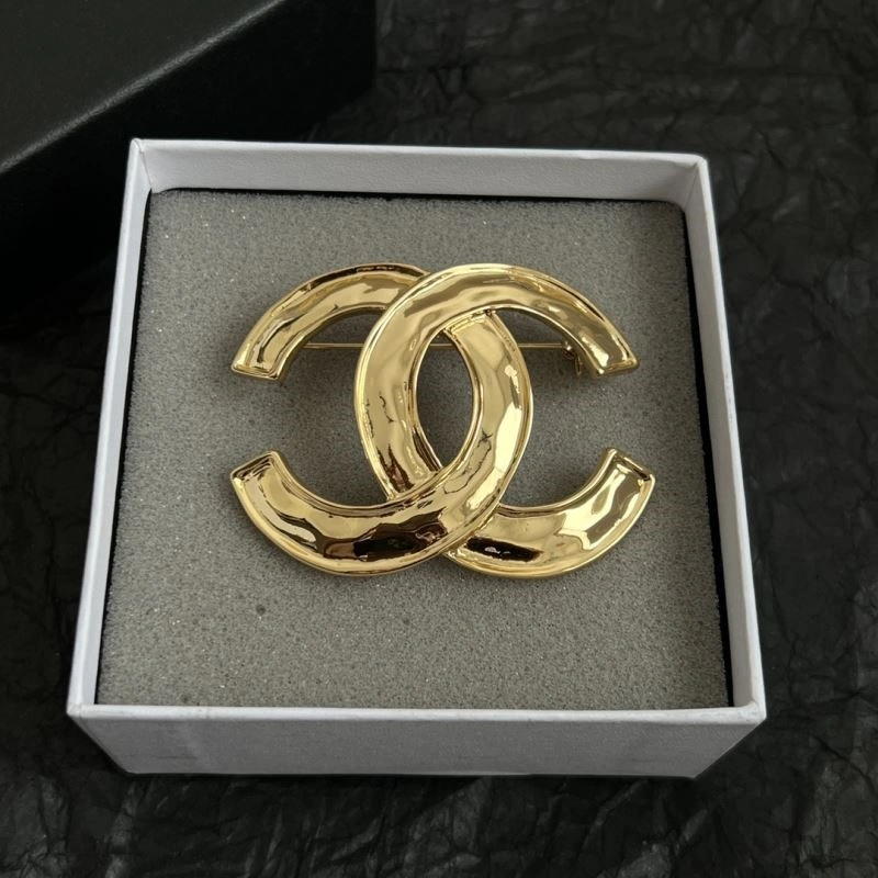 Top mirror Chanel Brooches