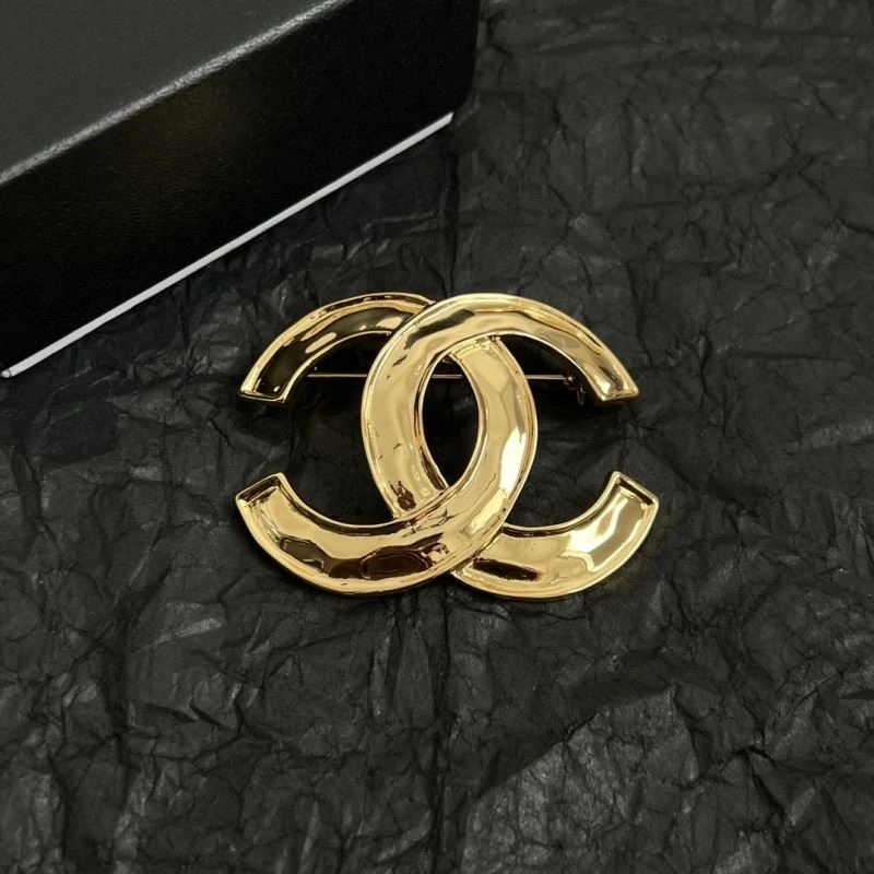 Top mirror Chanel Brooches