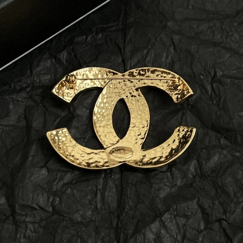 Top mirror Chanel Brooches