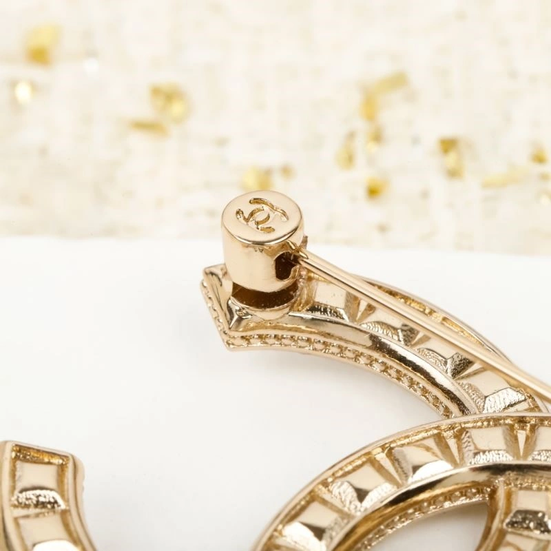 Top match Chanel Brooches