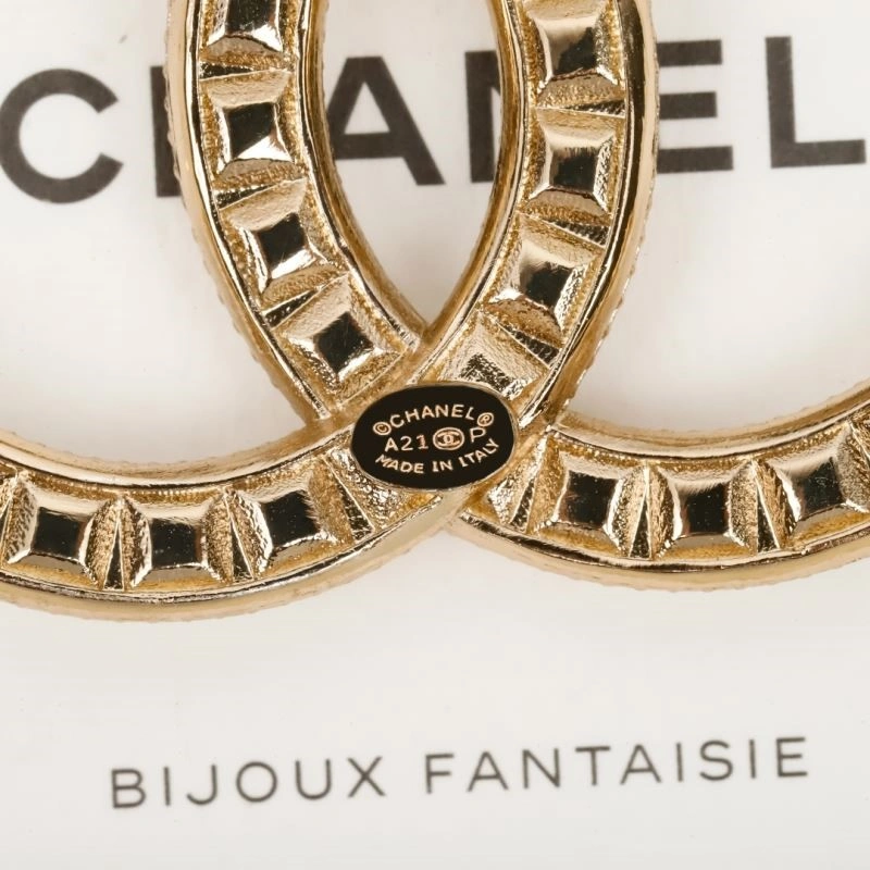 Top match Chanel Brooches