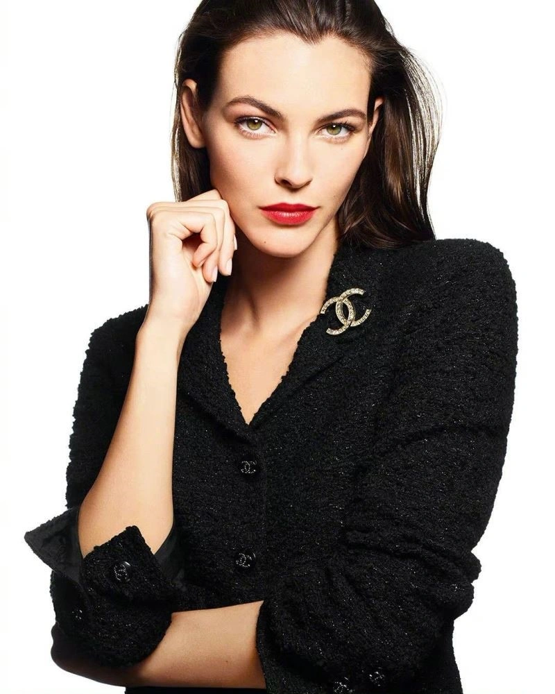 Top match Chanel Brooches