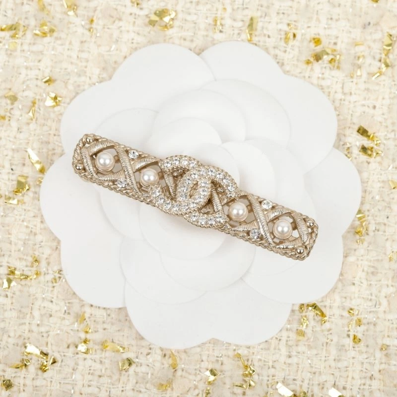 Low-cost Chanel Brooches